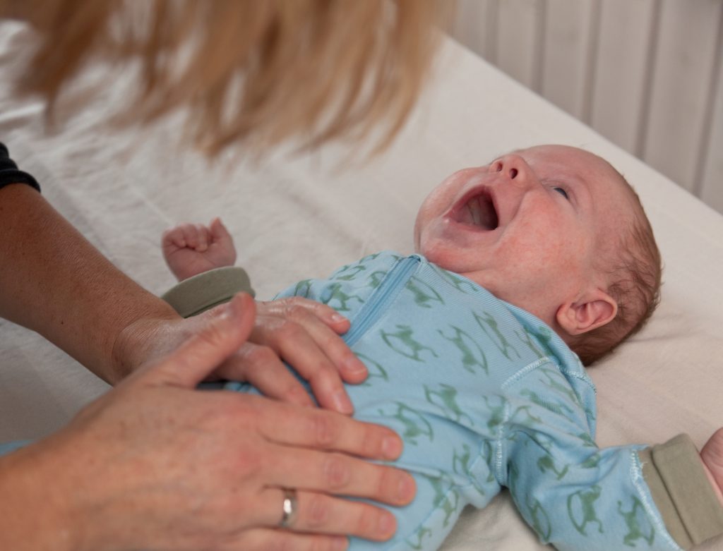 Refluks hos baby? Gylper meget? Behandles blidt → Læs mere her!